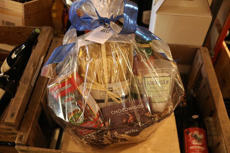 Traditional Gift Basket – Old World Deli